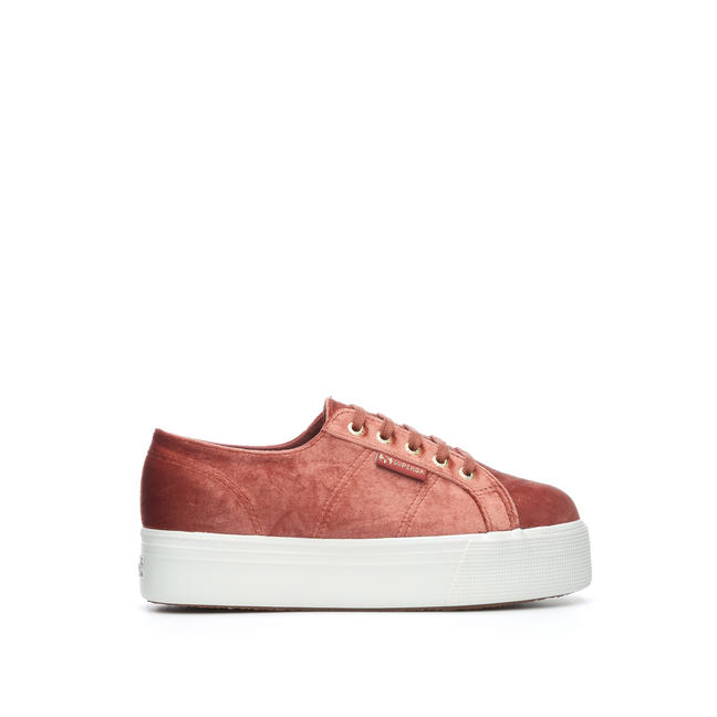 Superga sko med platå. Sneakers i velour med hvit høy såle. Nettbutikk